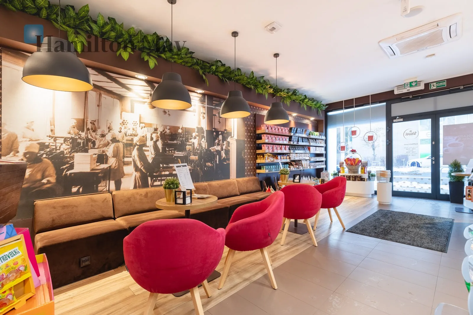 A modern, ground-floor commercial premises of 84 m2 with a large window ...